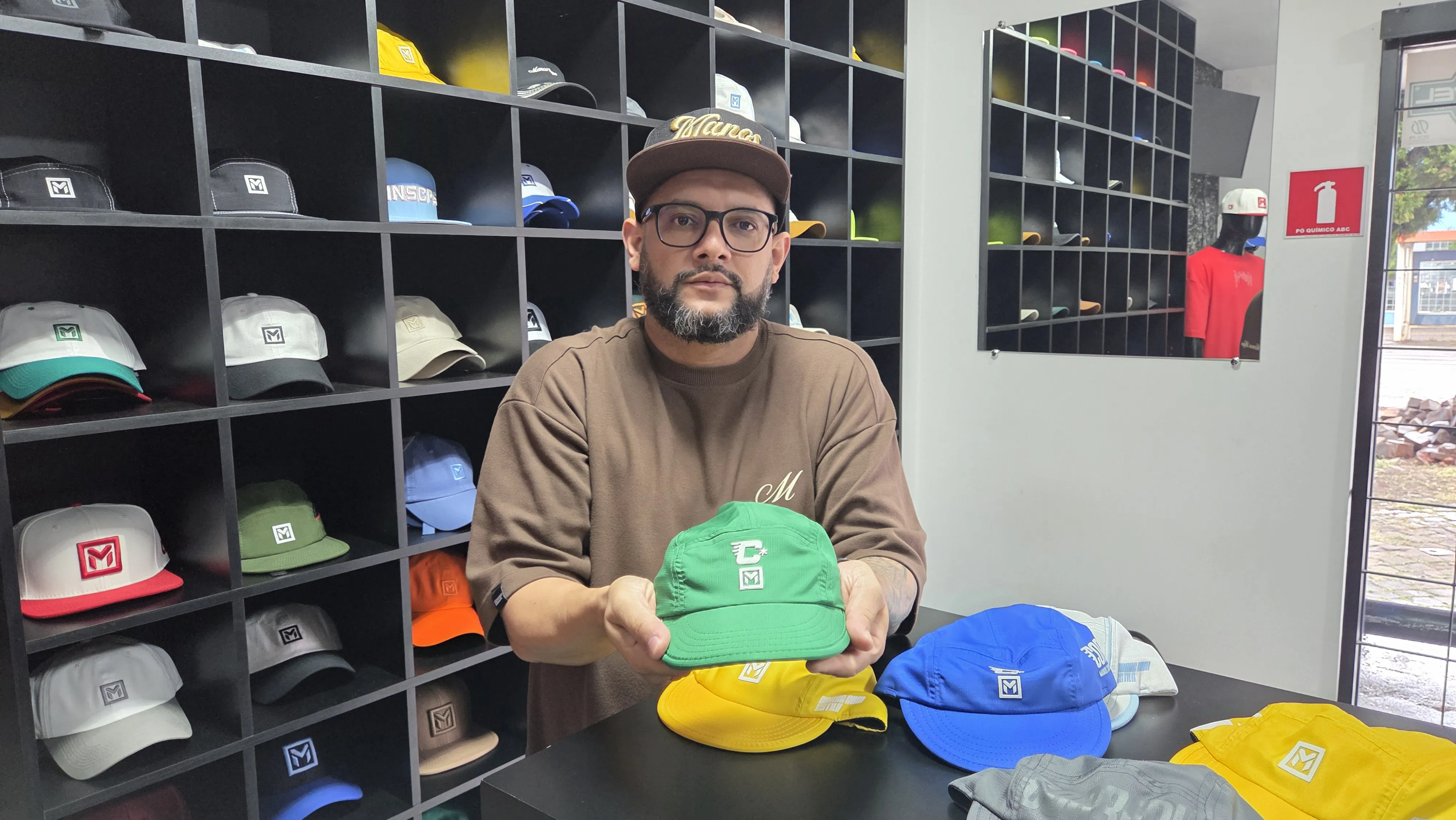 Tribuna do Norte - Direto das ruas: boné de aba curta é tendência e ...